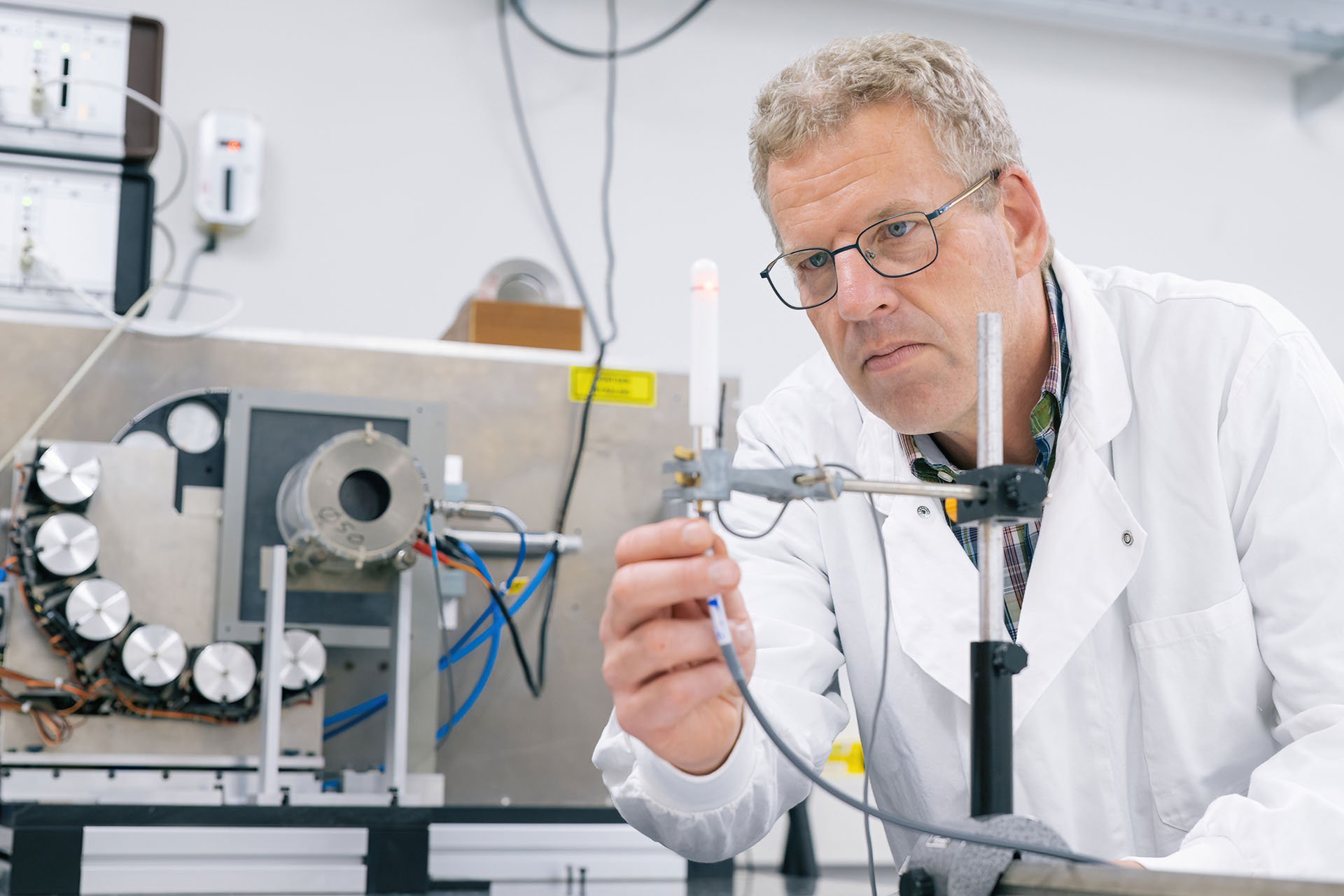 A formalism for traceable dosimetry in superficial electronic ...